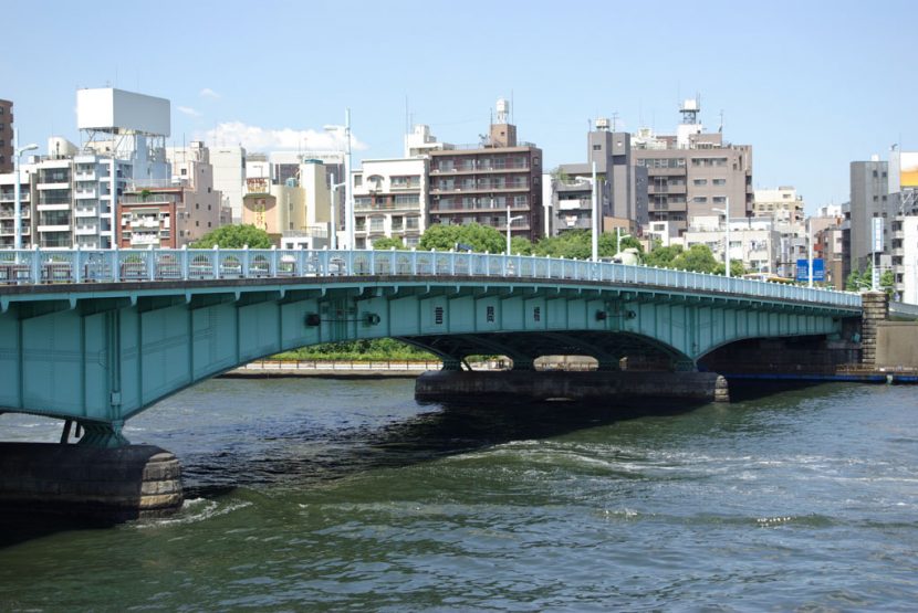 Strolling on the banks of the Sumida River from Azuma-Bashi Bridge to ...